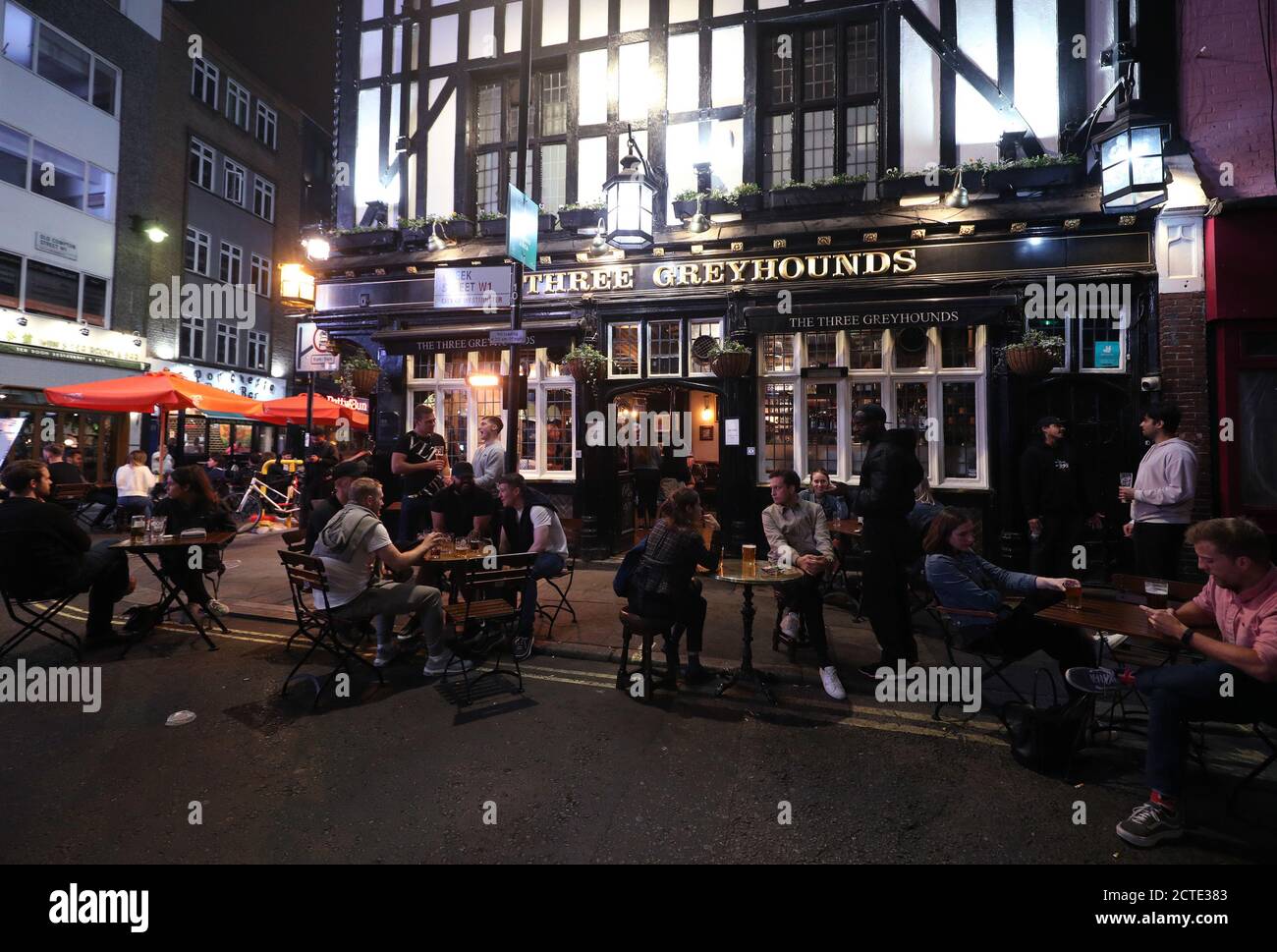 Late night drinkers after 10pm in soho hi-res stock photography and ...