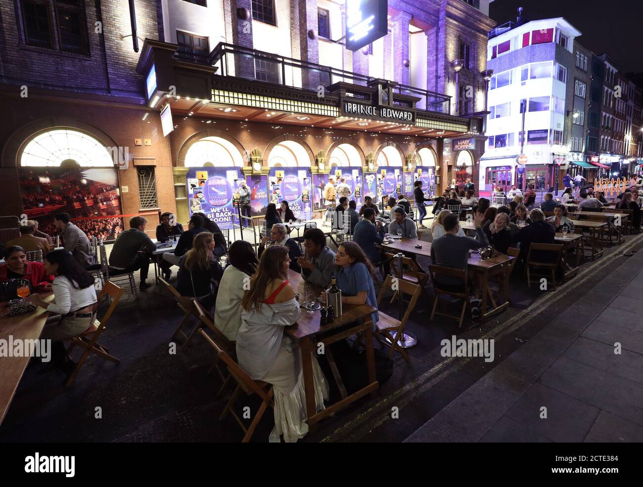 Late night drinkers after 10pm in soho hi-res stock photography and ...