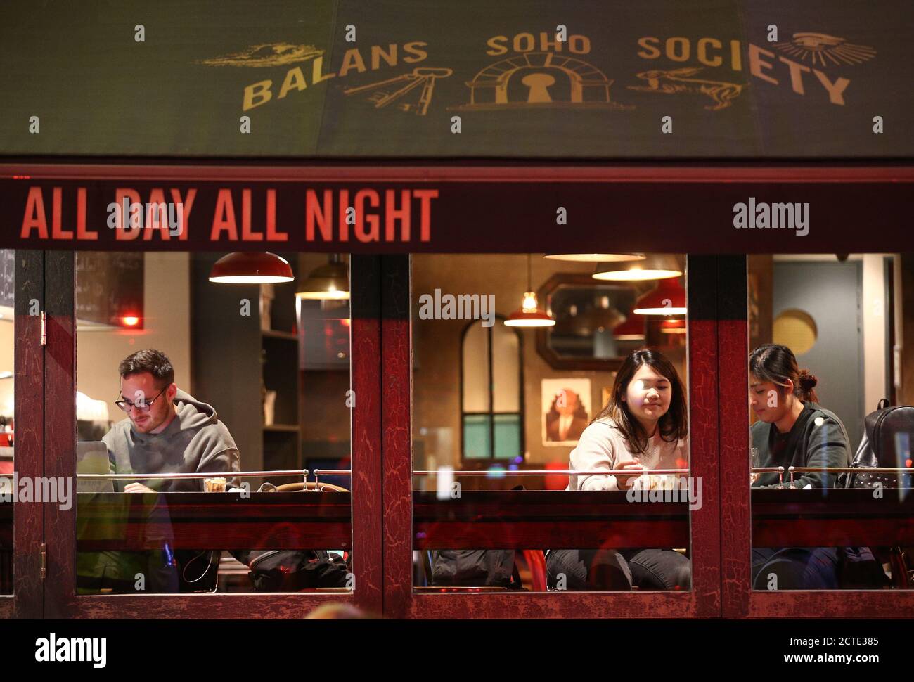 Late night drinkers after 10pm in soho hi-res stock photography and ...