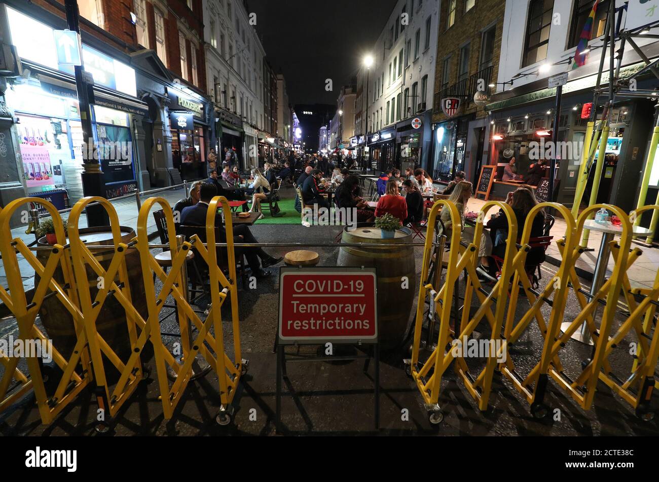 Late night drinkers after 10pm in soho hi-res stock photography and ...
