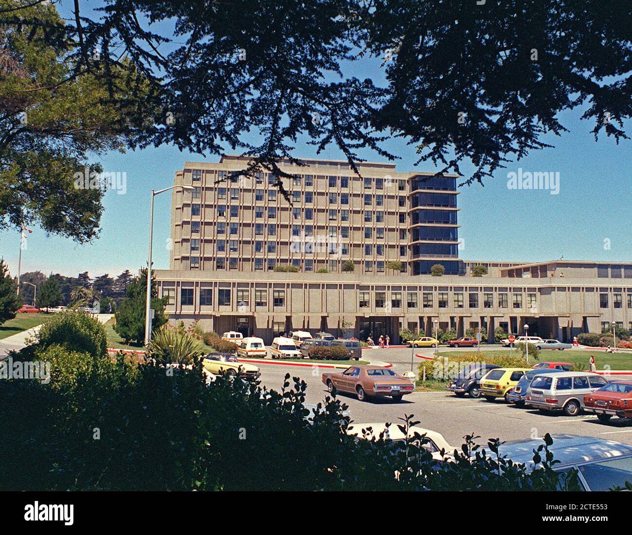 Medical center exterior 1970s hi-res stock photography and images - Alamy