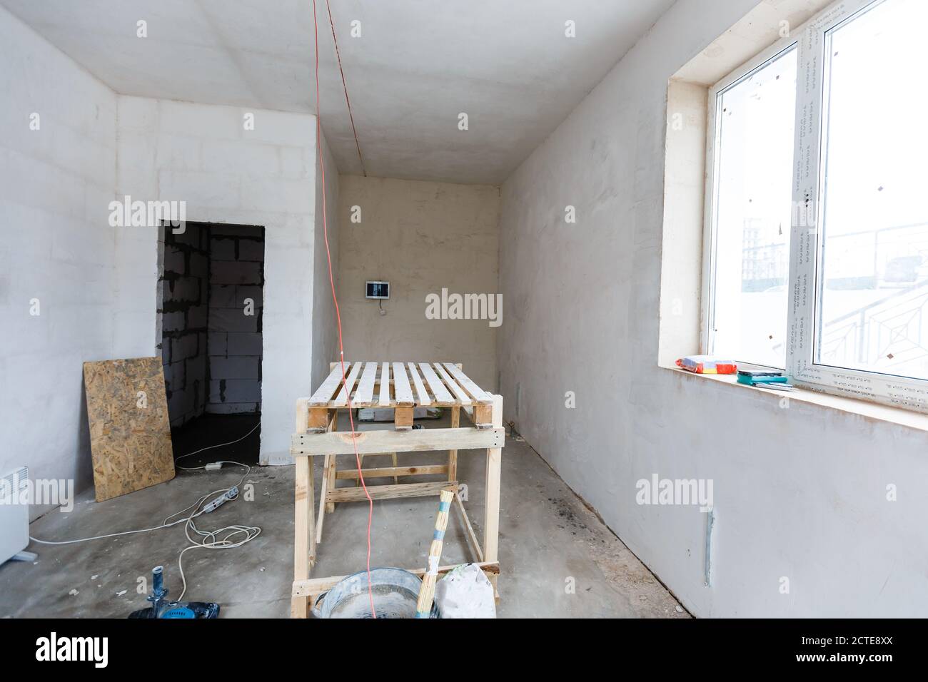 Applying putty window hi-res stock photography and images - Alamy