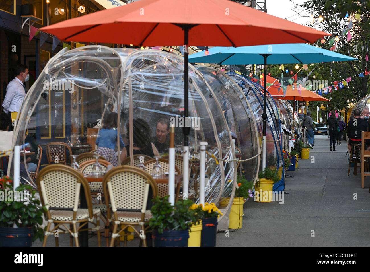 Outdoor dining domes hi-res stock photography and images - Alamy