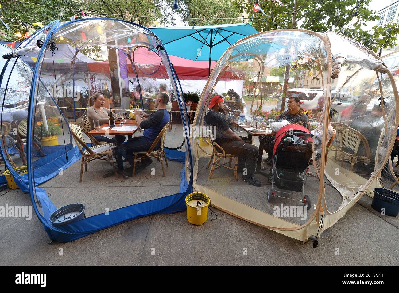 Outdoor dining domes hi-res stock photography and images - Alamy