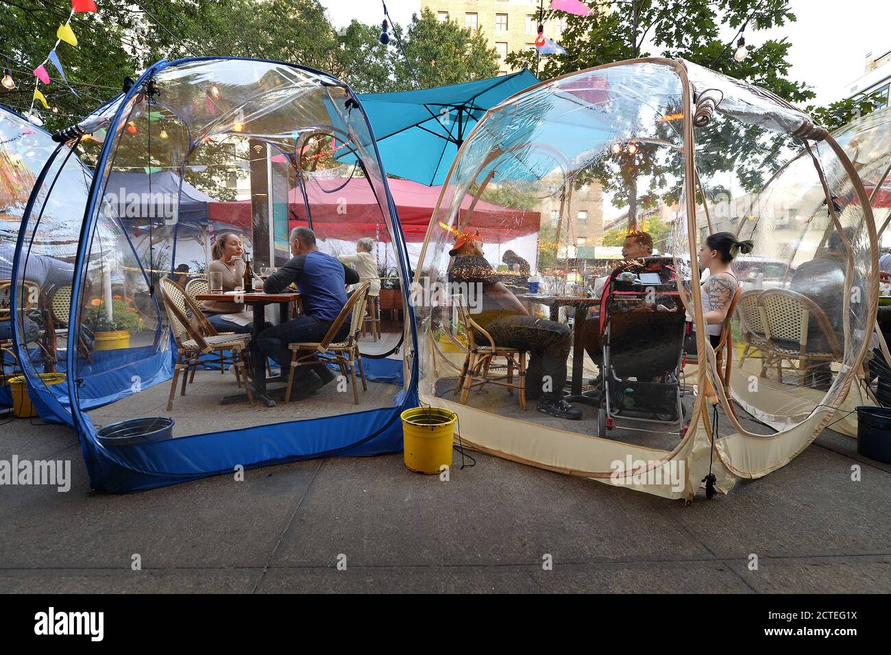 Outdoor dining domes hi-res stock photography and images - Alamy