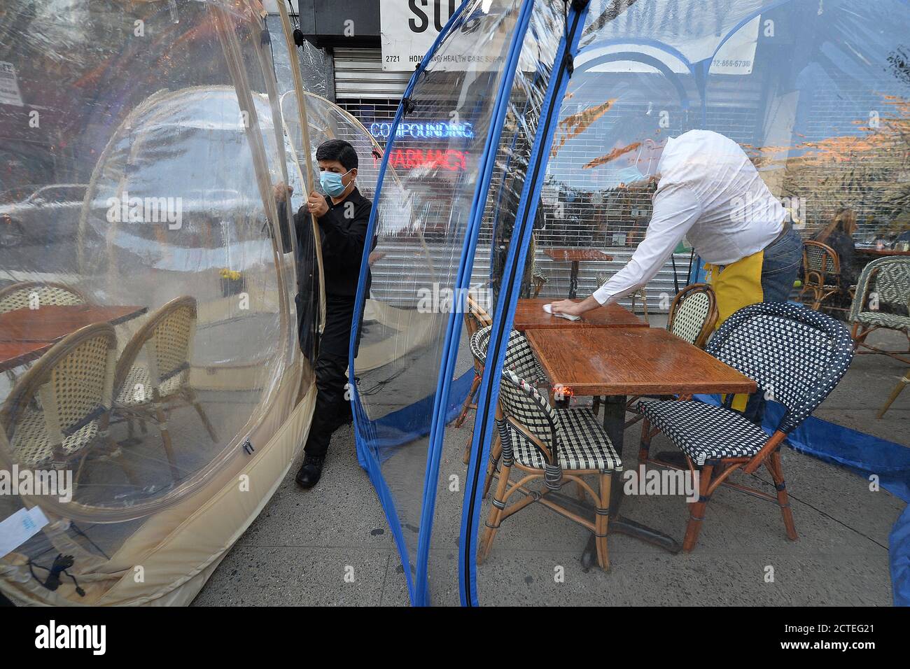 Outdoor dining domes hi-res stock photography and images - Alamy
