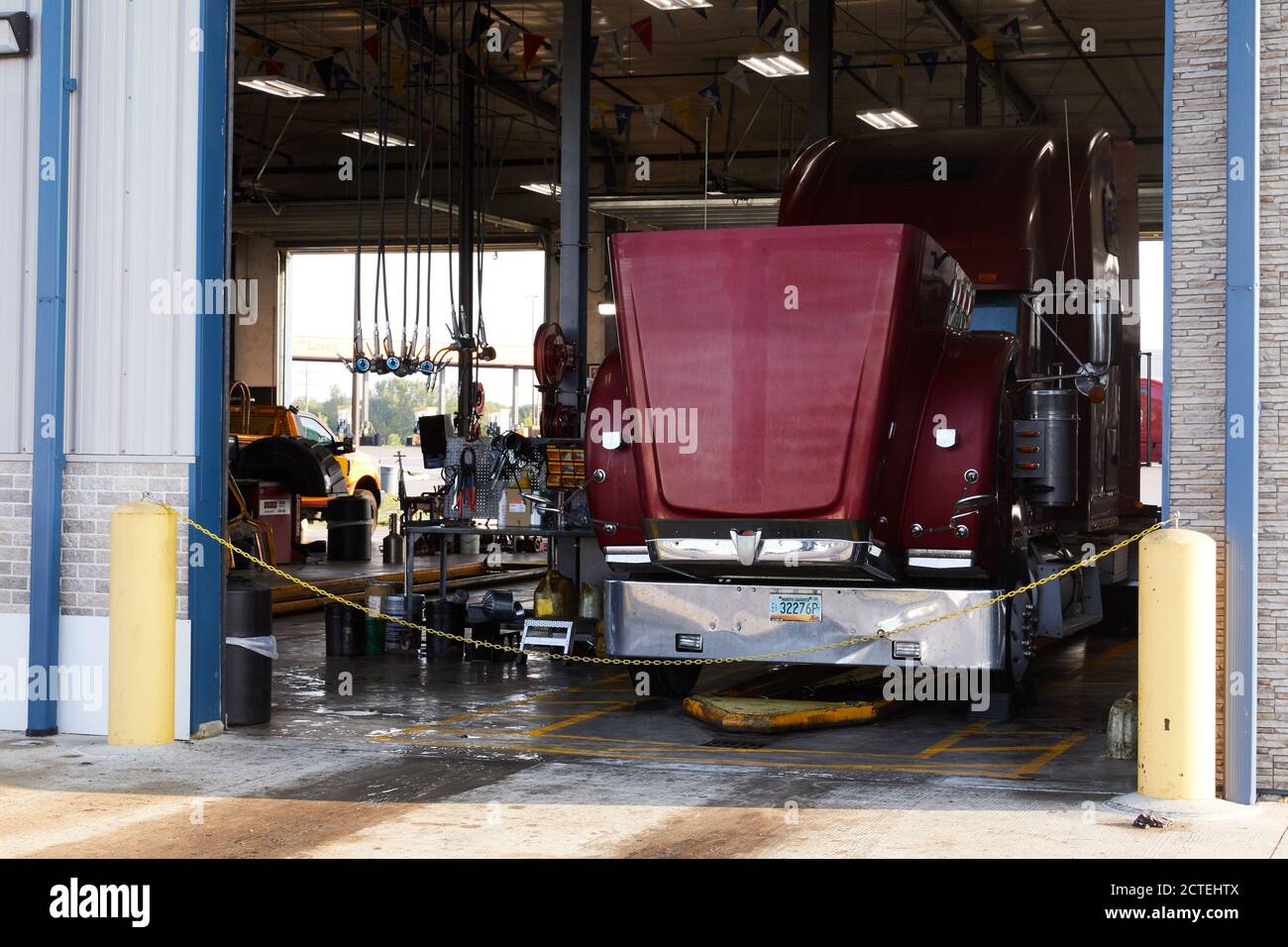 Semi mechanic hi-res stock photography and images - Alamy