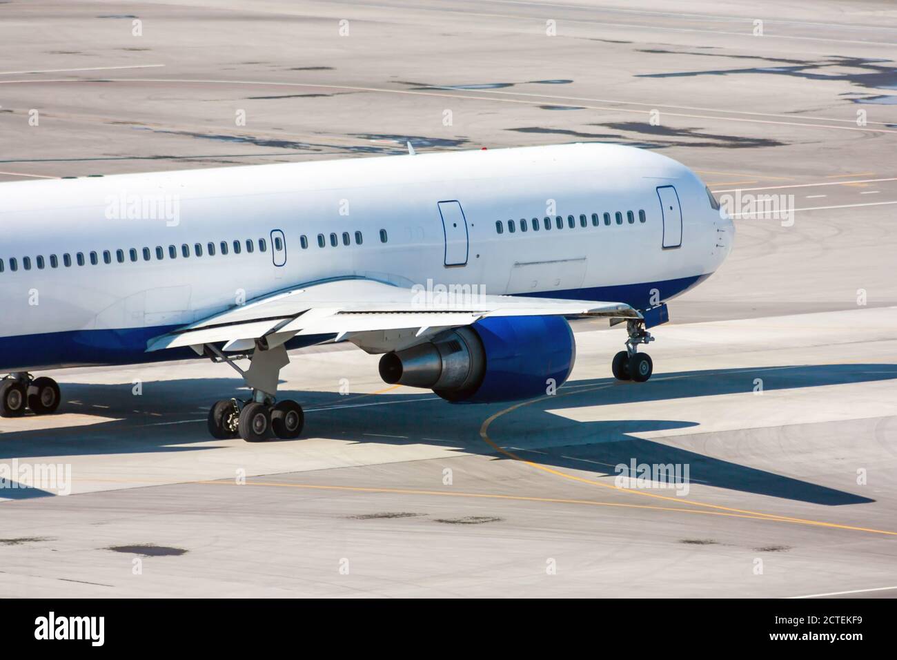 Airplane taxiing on airstrip hi-res stock photography and images - Alamy