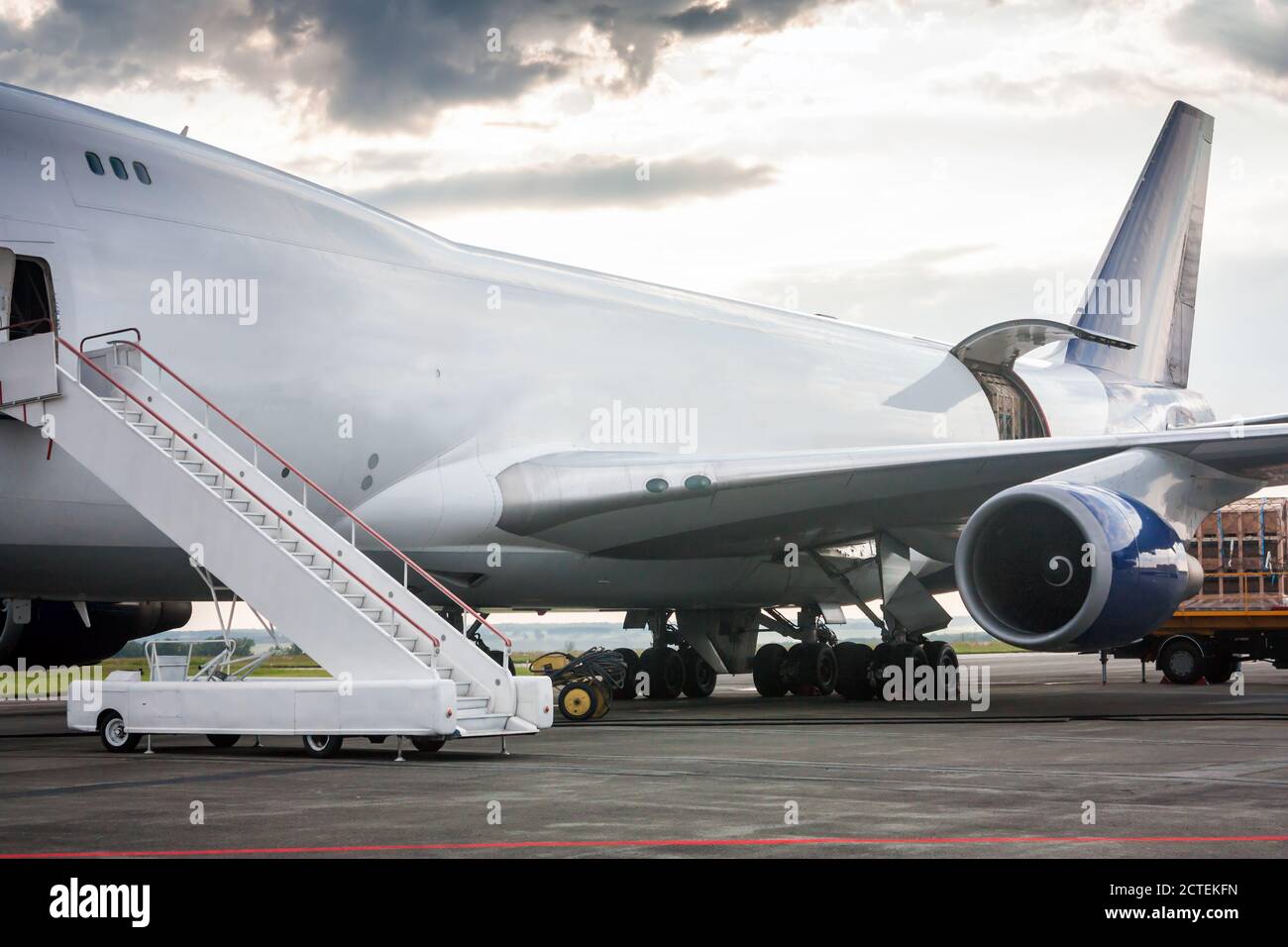 Aircraft freight loader hi-res stock photography and images - Alamy