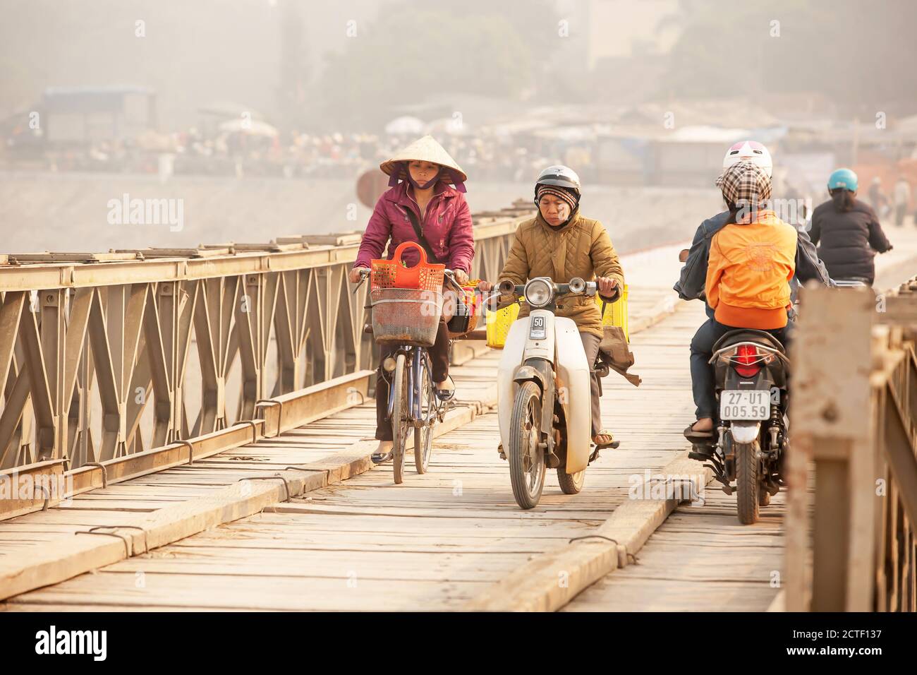 Vietnamese woman riding motorcycle hi-res stock photography and images ...