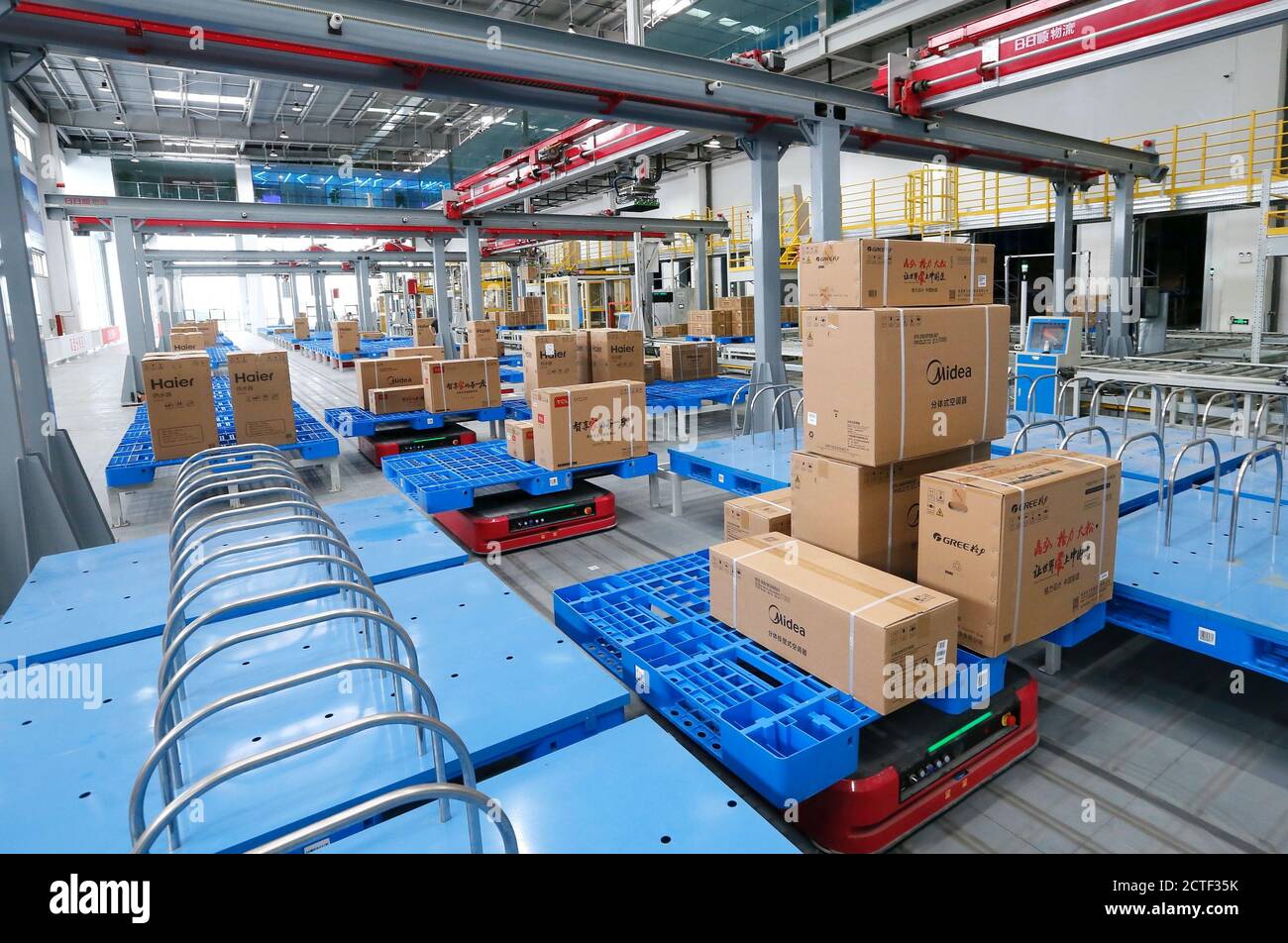 Smart warehouse hi-res stock photography and images - Alamy