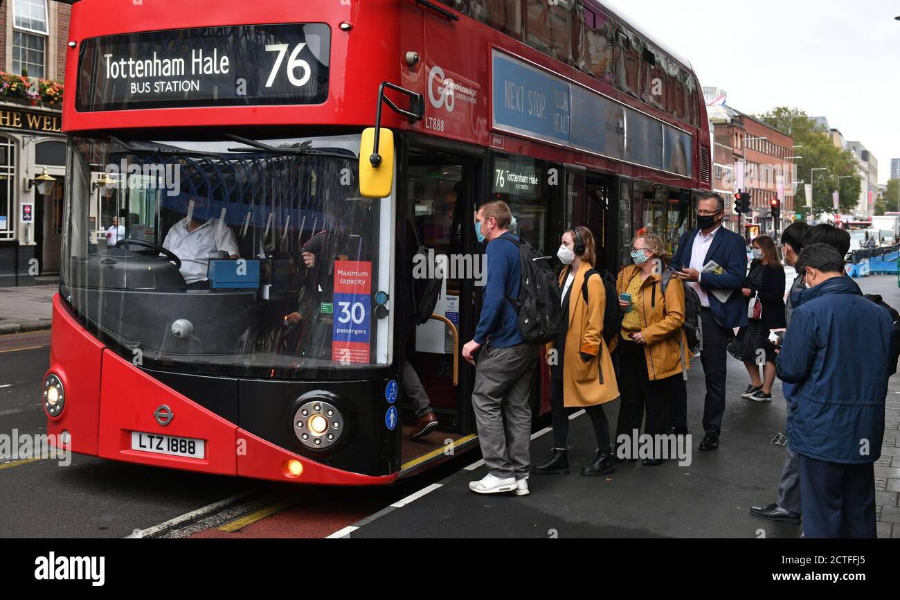 Bus outside waterloo station hi-res stock photography and images - Alamy