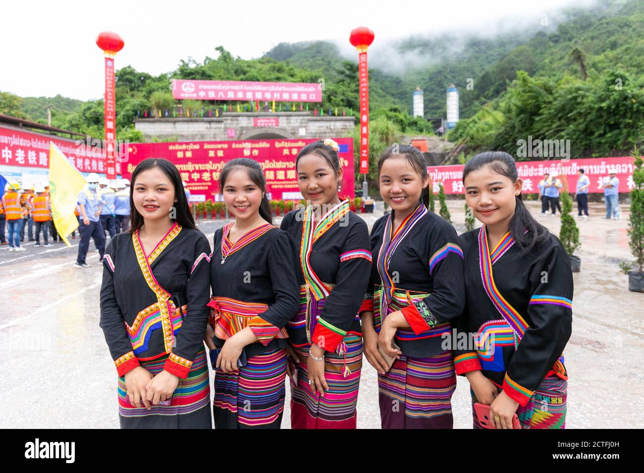 (200923) -- VIENTIANE, Sept. 23, 2020 (Xinhua) -- Lao girls, in their ...