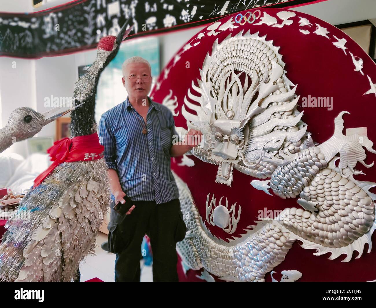 Zhu Ruihua introduces and shows his work of "Flying Dragon and Dancing ...