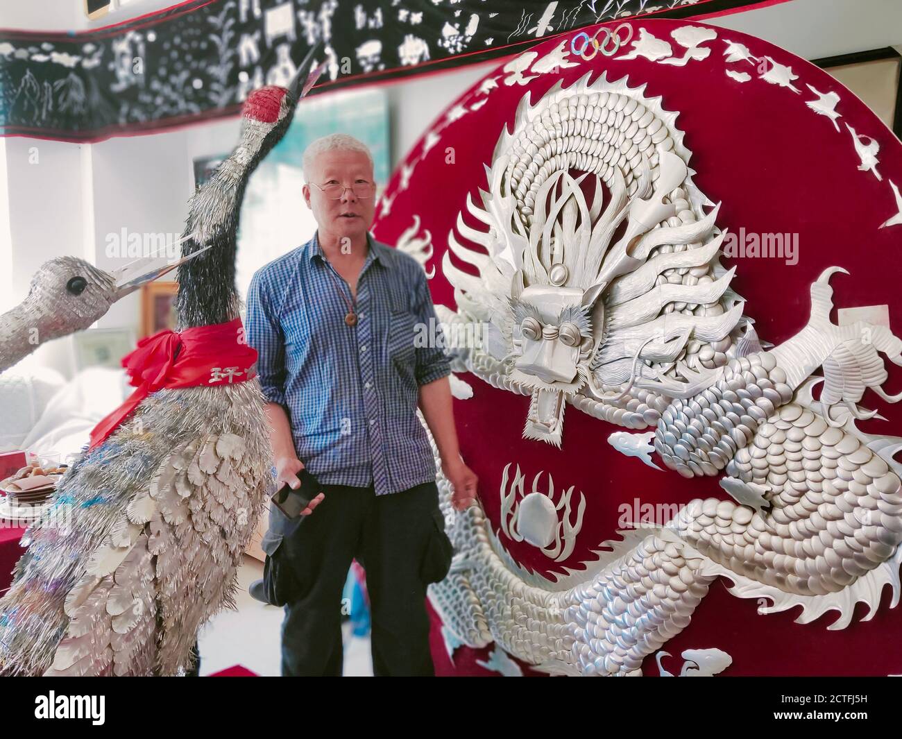 Zhu Ruihua introduces and shows his work of "Flying Dragon and Dancing ...