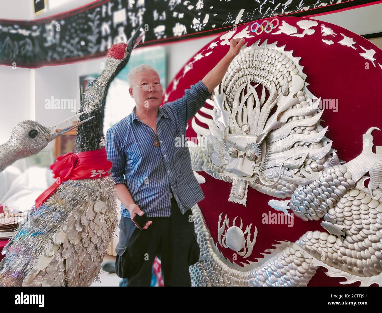 Zhu Ruihua introduces and shows his work of "Flying Dragon and Dancing ...