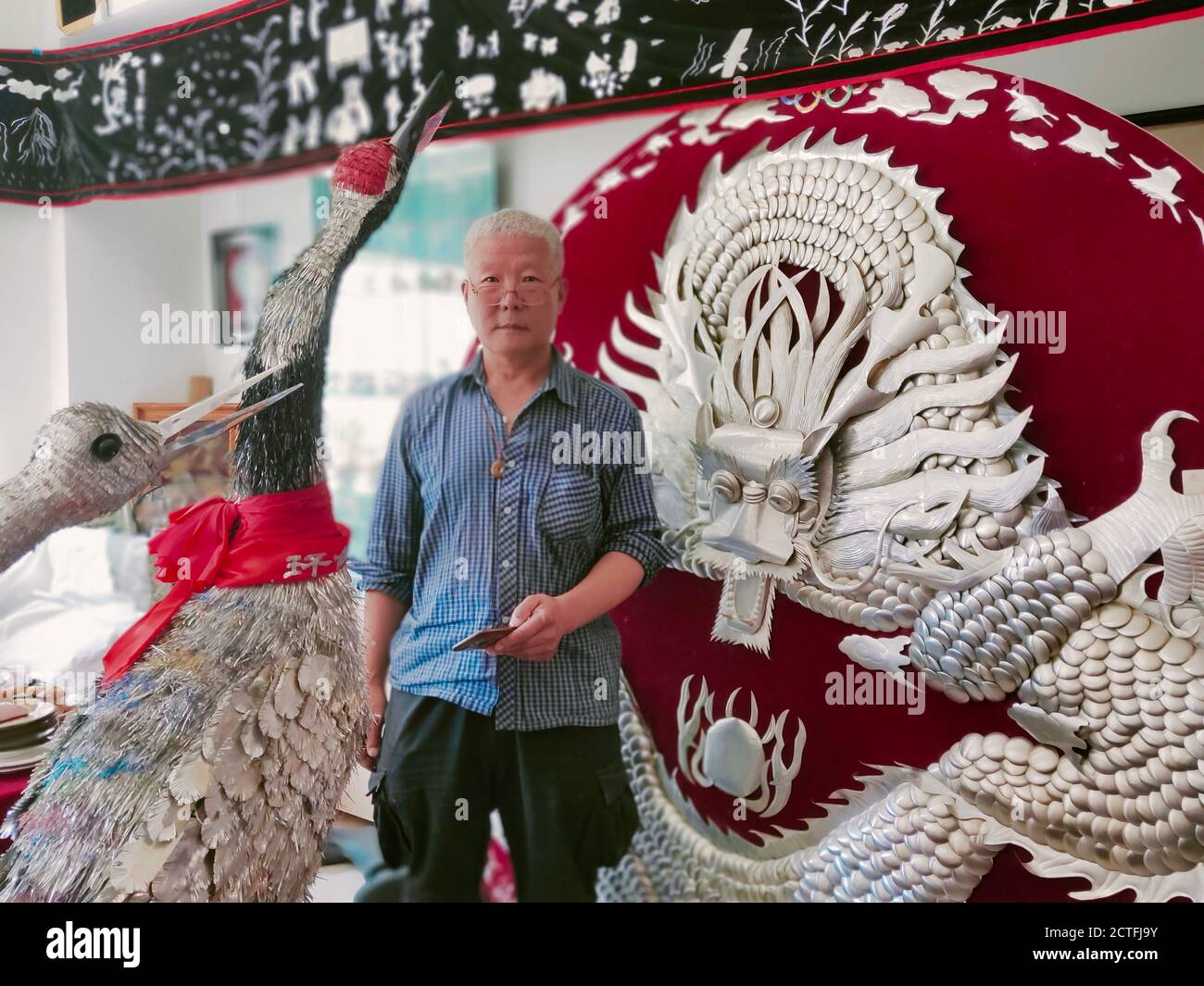 Zhu Ruihua introduces and shows his work of "Flying Dragon and Dancing ...