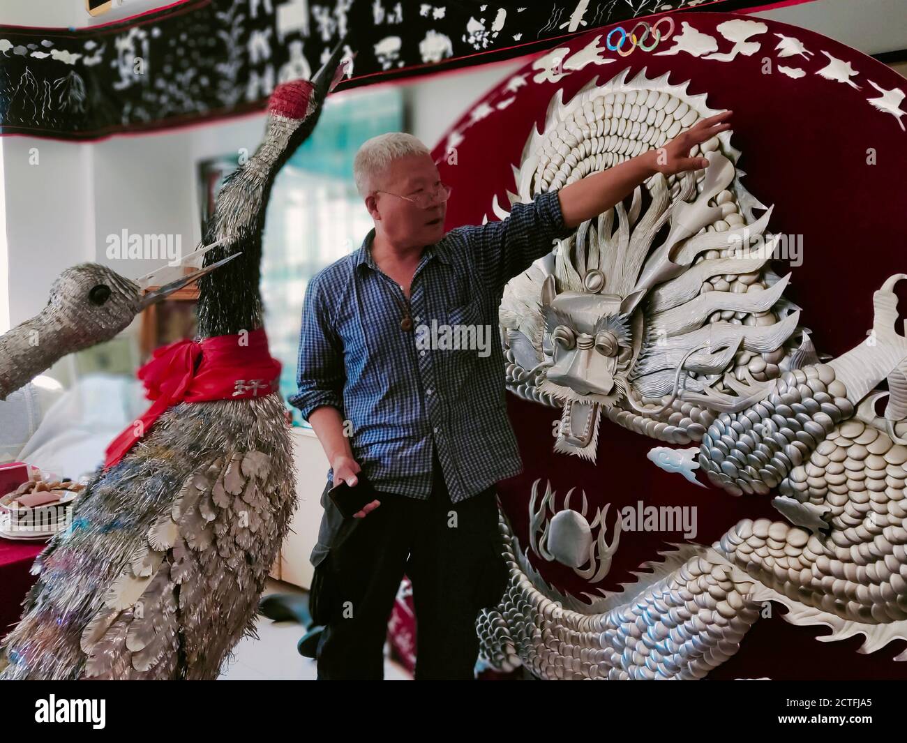 Zhu Ruihua introduces and shows his work of "Flying Dragon and Dancing ...