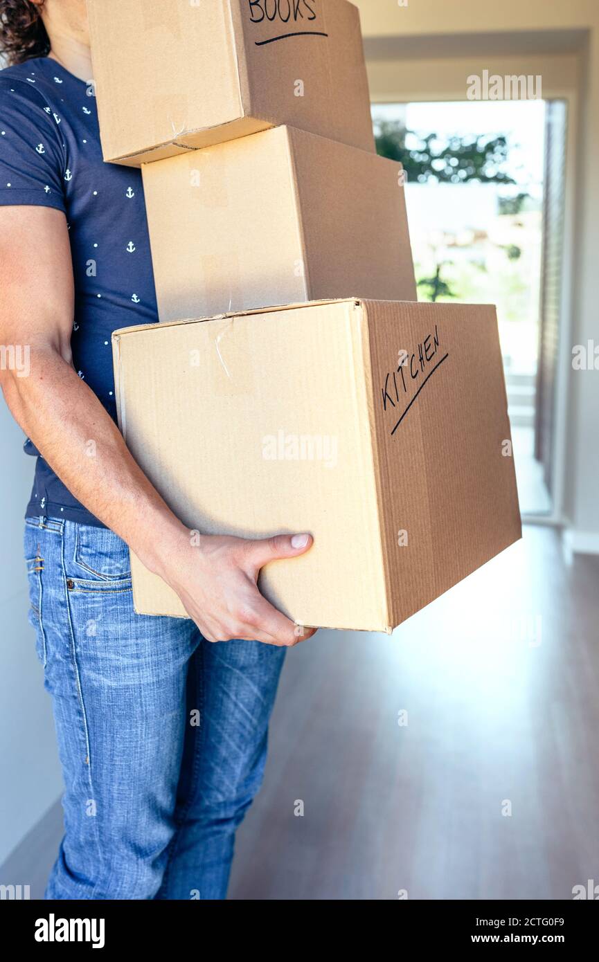 Man moving house heavy boxes hi-res stock photography and images - Alamy