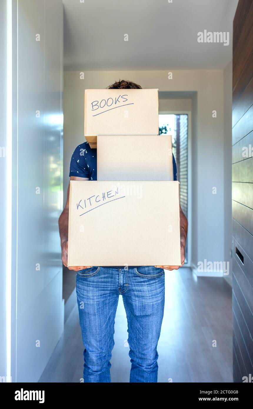 Man carrying moving boxes Stock Photo - Alamy Man carrying moving boxes Stock Photo - Alamy