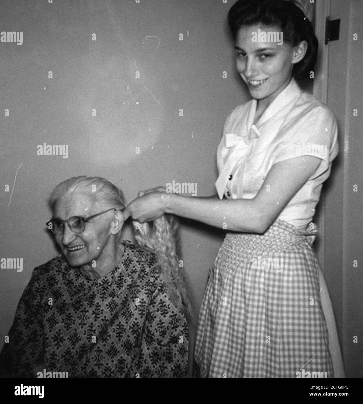 VSer Fern Derstine combs hair of Mary Schlegals Sunset Home for the ...