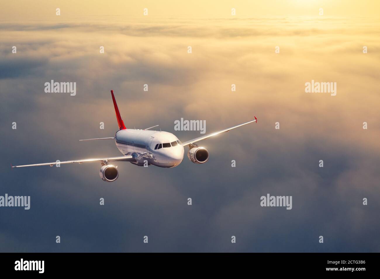 Airplane flying sunset hi-res stock photography and images - Alamy