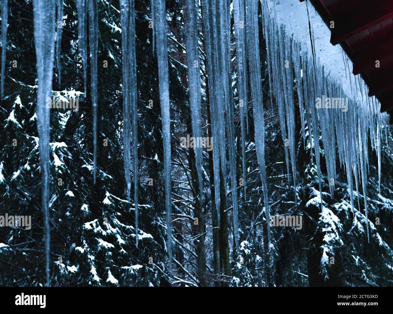 Icicles eave house hi-res stock photography and images - Alamy