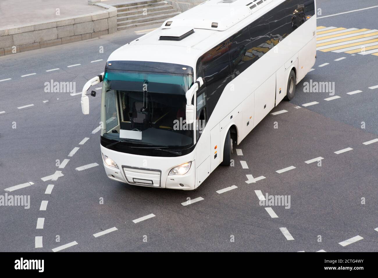 tourist bus at the city intersection Stock Photo - Alamy