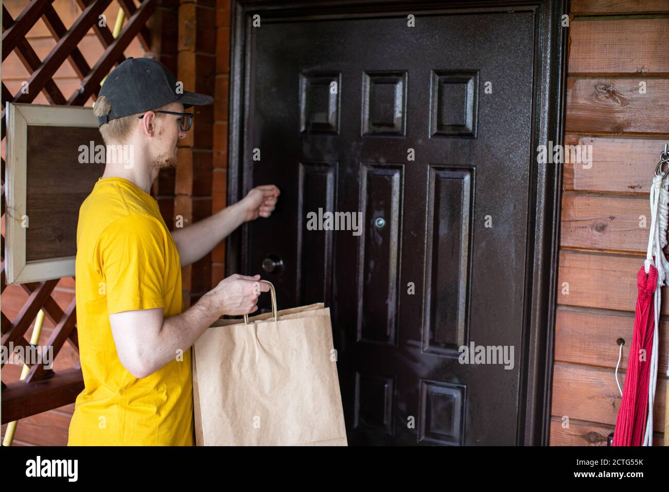 Delivery man parcel box knocking hi-res stock photography and images ...