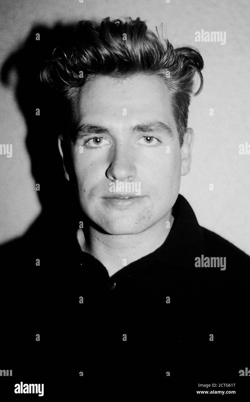 Les Pattinson from Echo & the Bunnymen during a photoshoot in a hotel ...