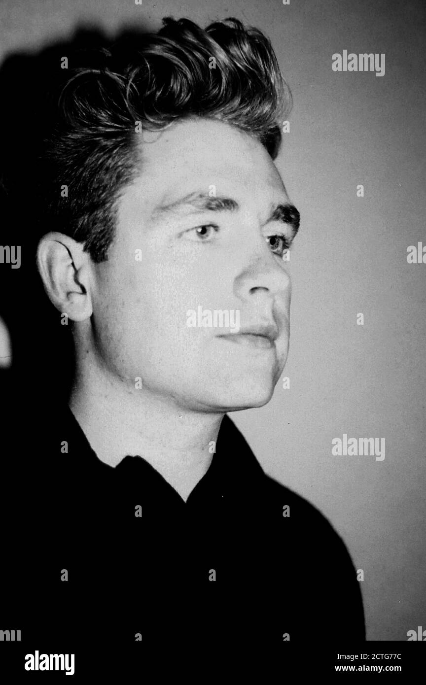 Les Pattinson from Echo & the Bunnymen during a photoshoot in a hotel ...