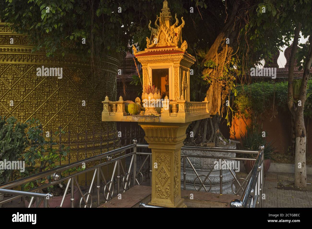Wat Ounalom in Phnom Penh, Cambodia Stock Photo - Alamy