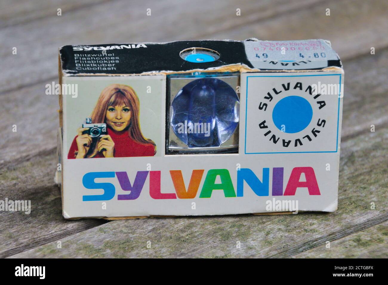 Sylvania flash cubes, disposable flashes according to the Vacu-Blitz ...