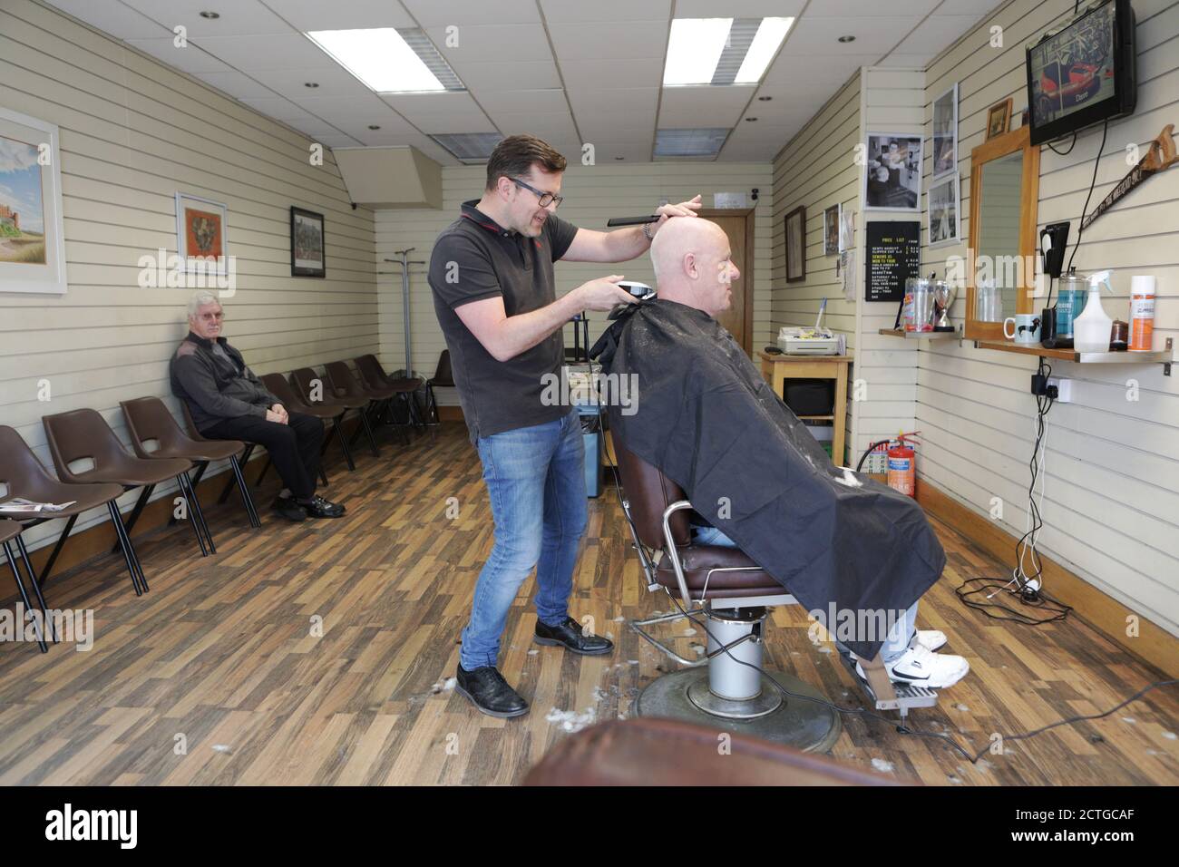 Barber Steve Compton, Shields Road, Byker, Newcastle Stock Photo - Alamy