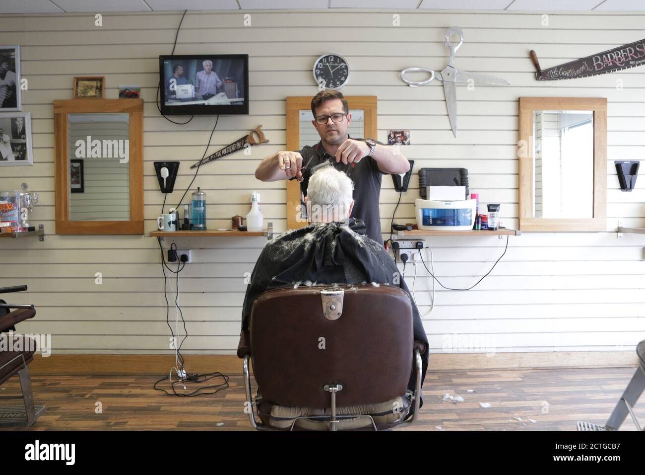 Barber Steve Compton, Shields Road, Byker, Newcastle Stock Photo - Alamy