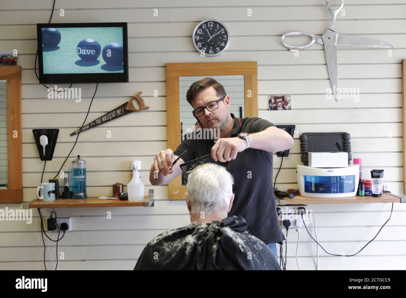 Barber Steve Compton, Shields Road, Byker, Newcastle Stock Photo - Alamy