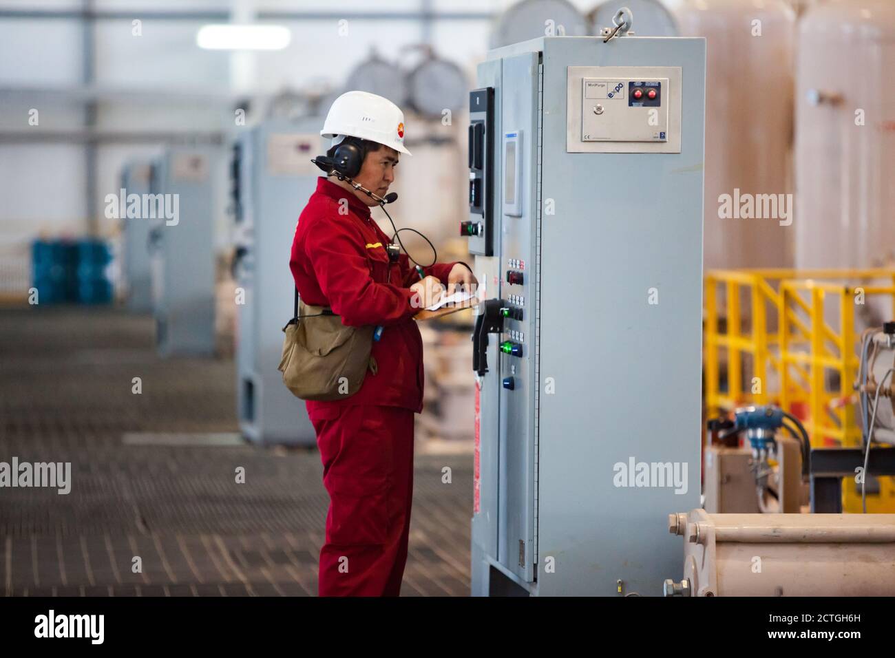 Oil pipeline worker desert hi-res stock photography and images - Alamy