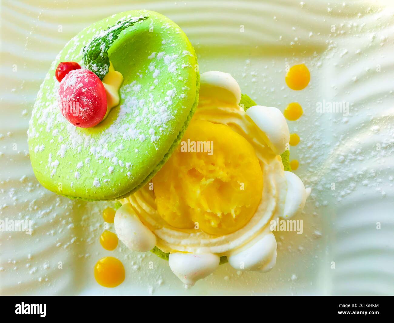 One sweet macaroon close hi-res stock photography and images - Alamy