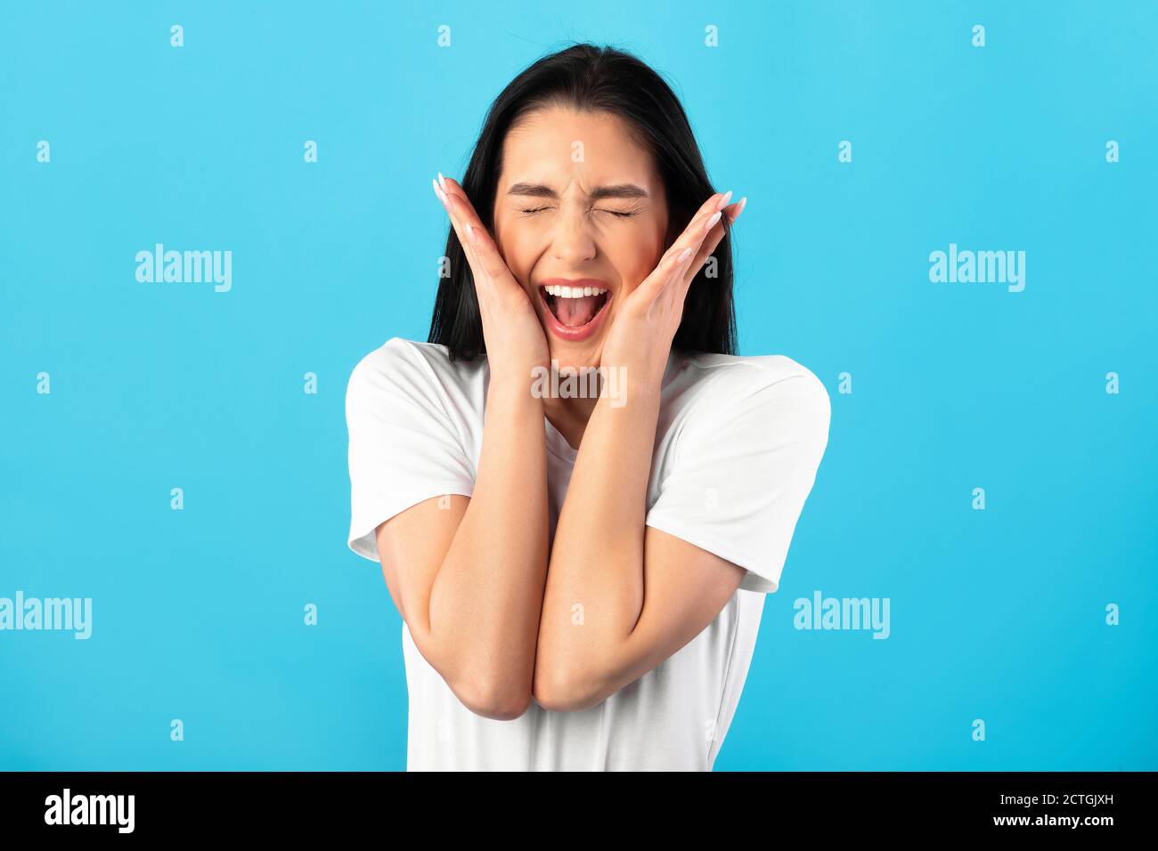 Close up portrait of screaming young woman Stock Photo - Alamy