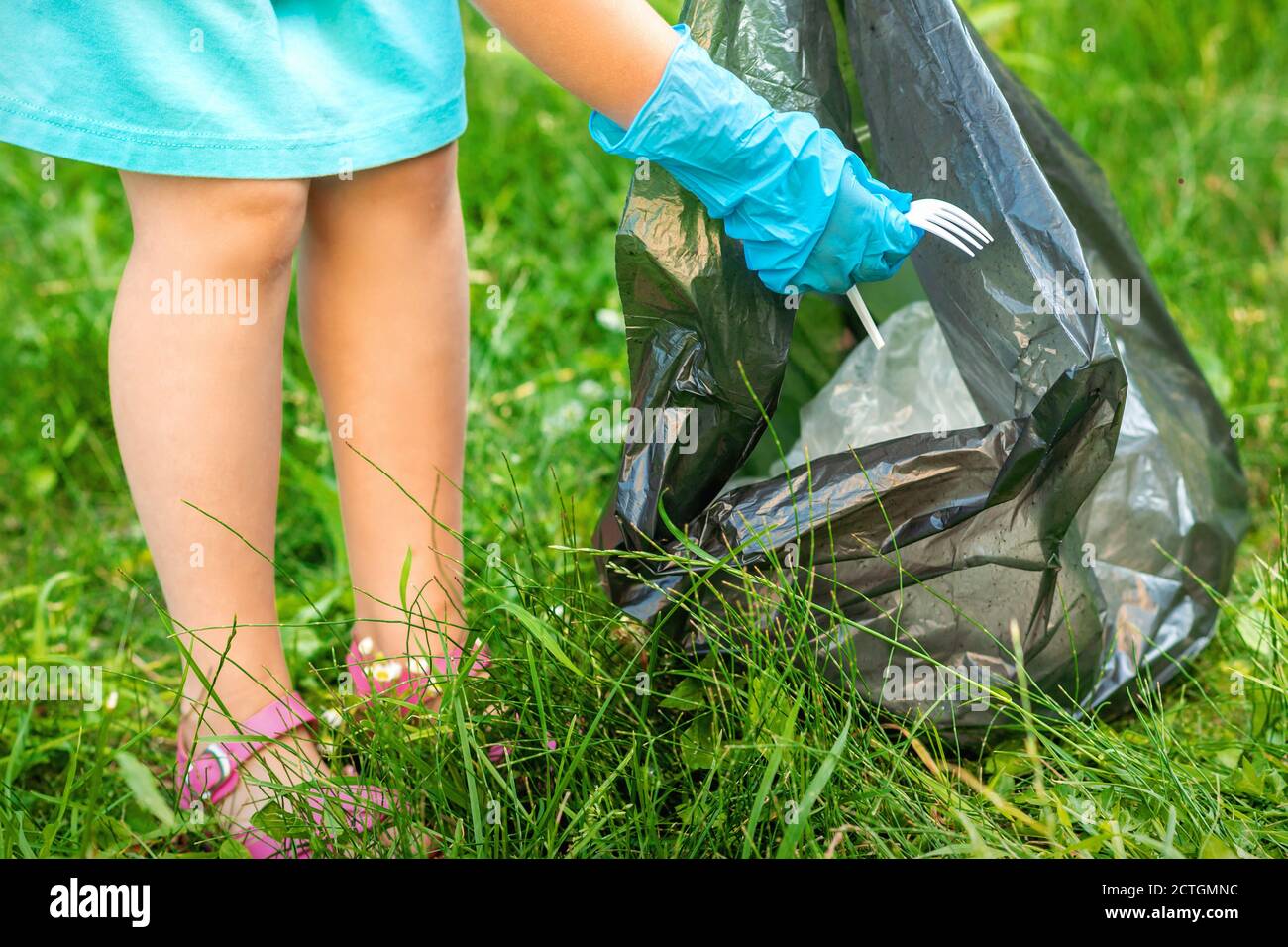 Person throwing trash ground hi-res stock photography and images - Alamy