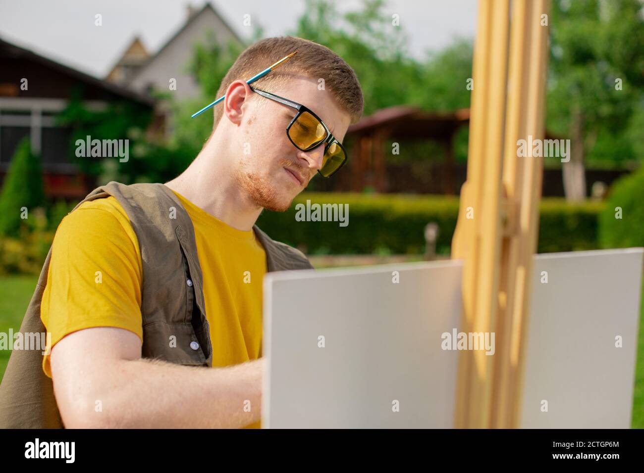 Male artist creates art in open air. Drawing hobby Stock Photo - Alamy