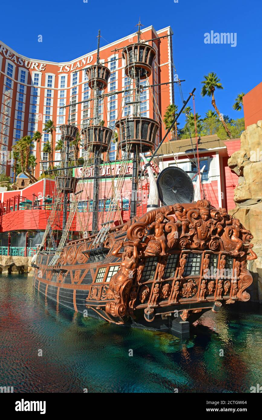 Treasure island hotel casino pirates hi-res stock photography and ...
