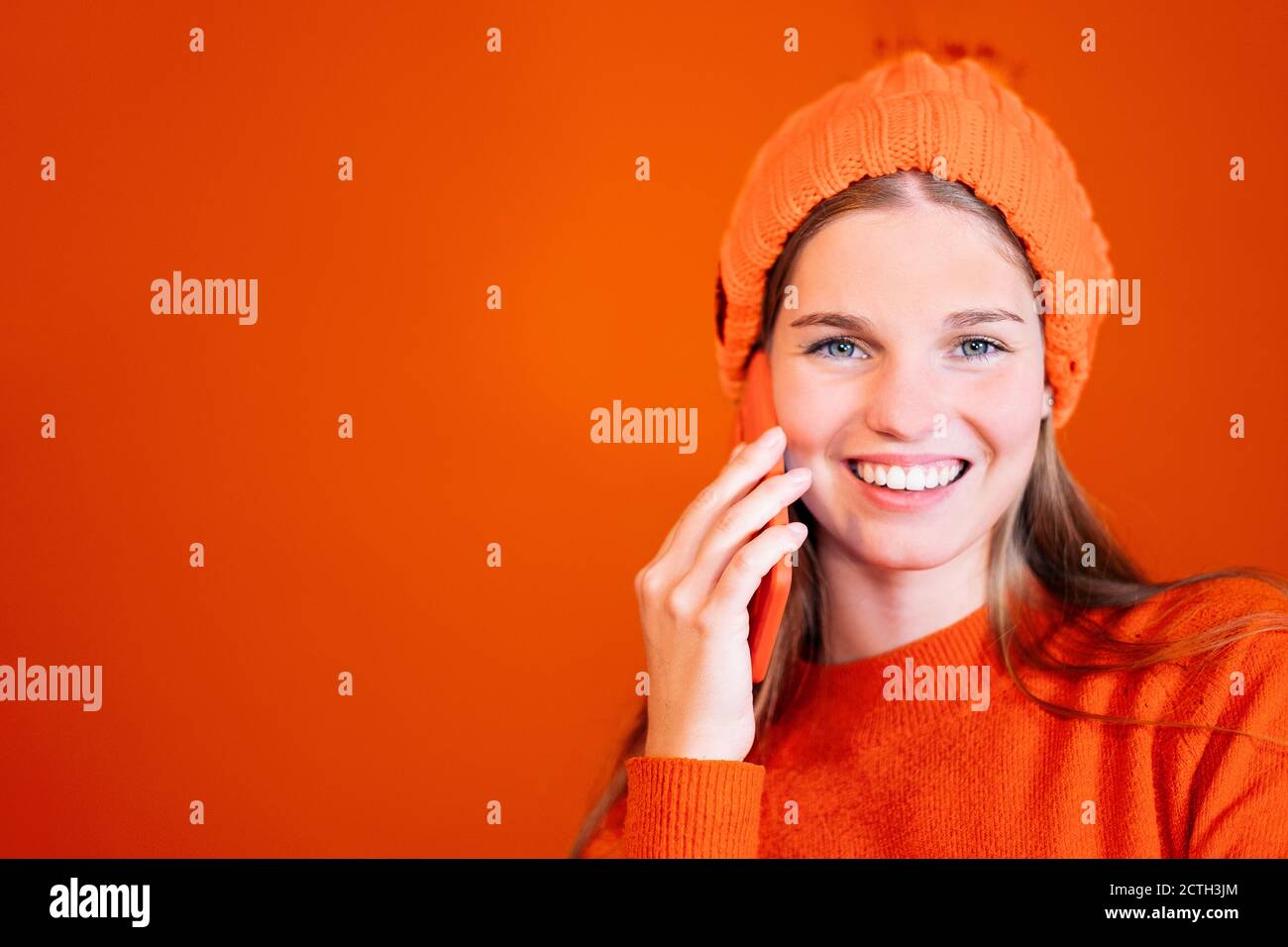 Speaking by telephone hi-res stock photography and images - Alamy