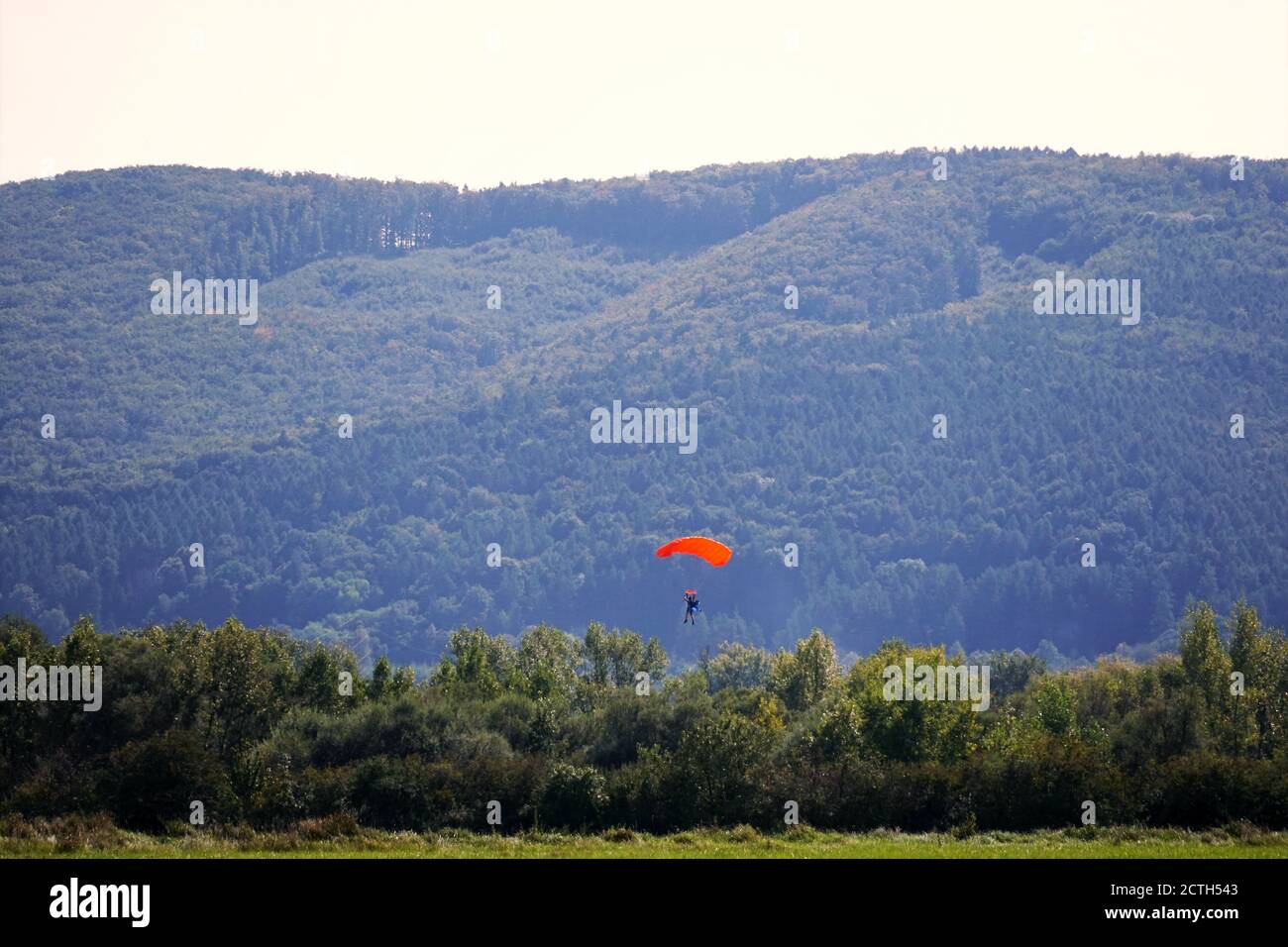 Plane parachute jump wide hi-res stock photography and images - Alamy