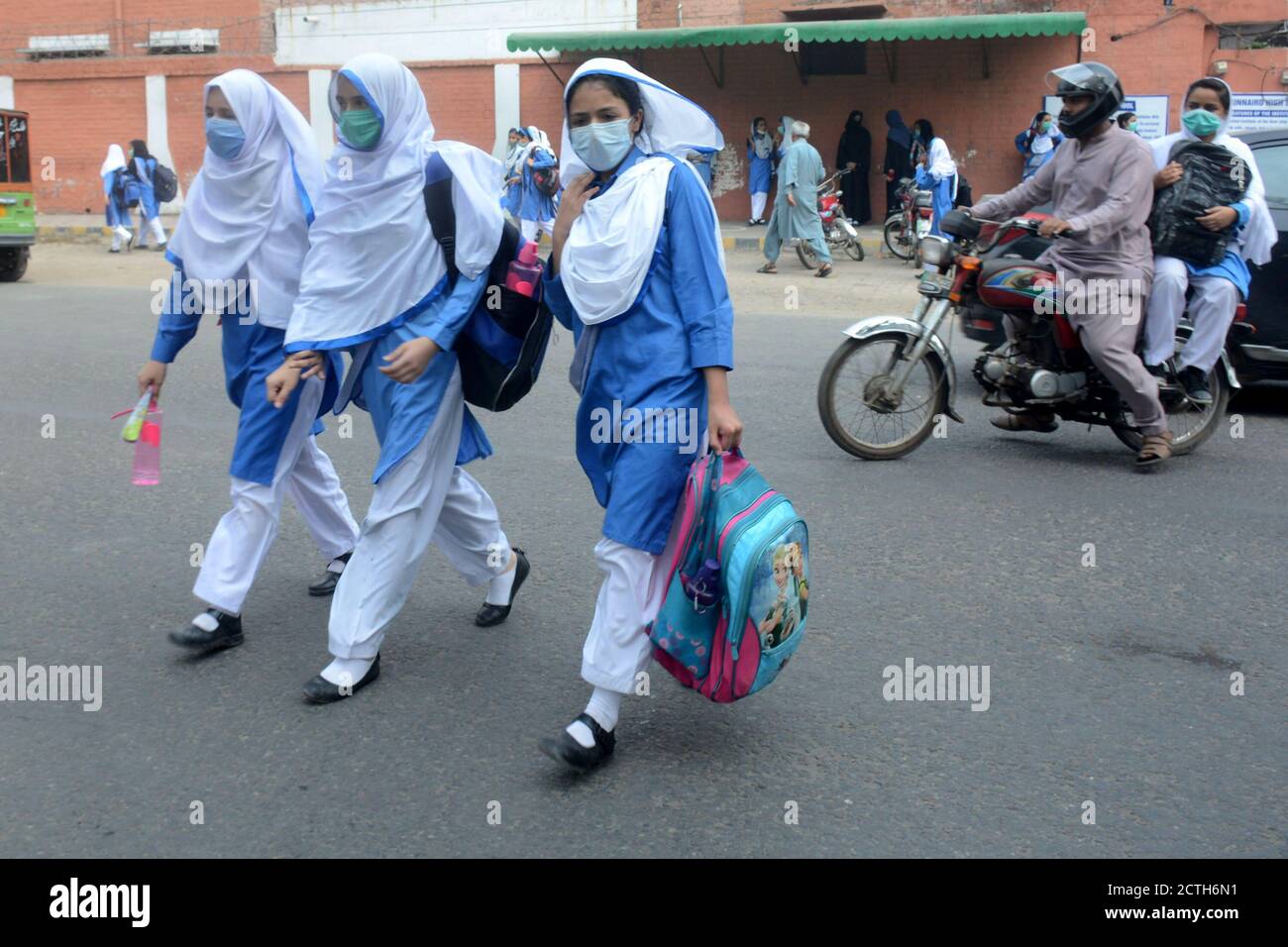 (200923) -- LAHORE, Sept. 23, 2020 (Xinhua) -- Students wearing face ...