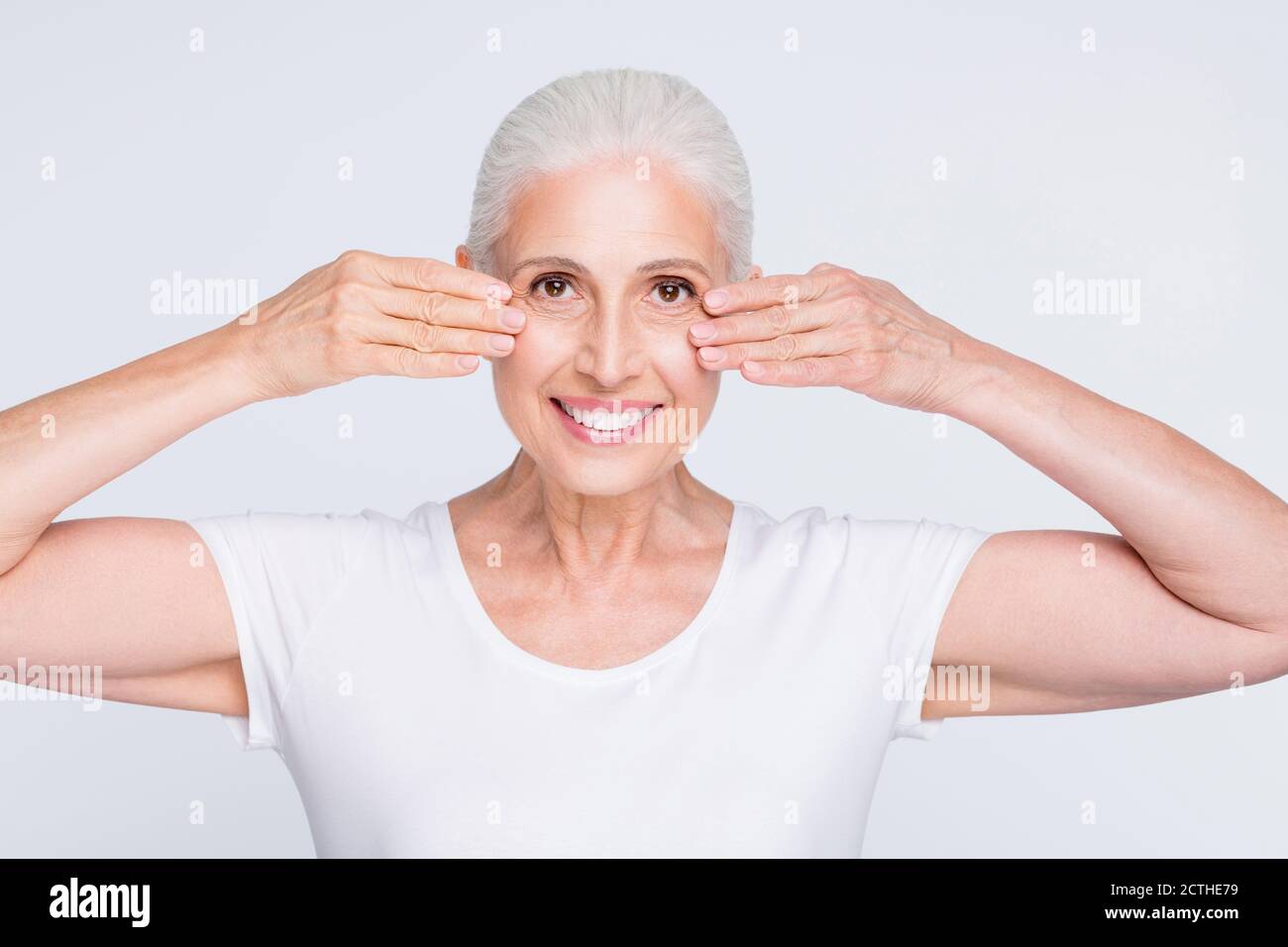 Smoothing the skin hi-res stock photography and images - Alamy