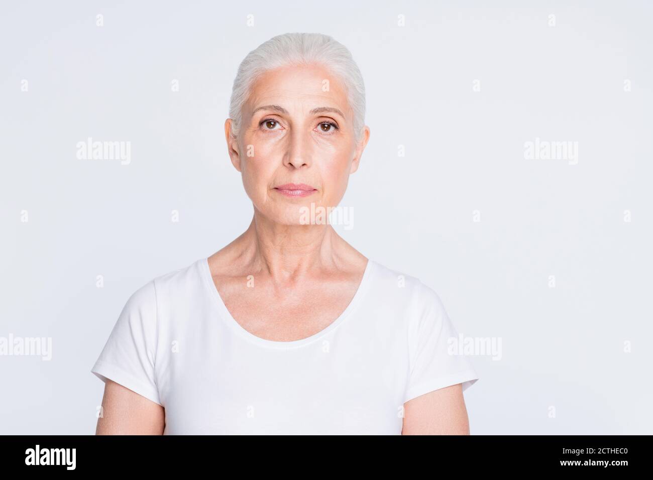 Close-up portrait of her she nice-looking attractive groomed focused ...