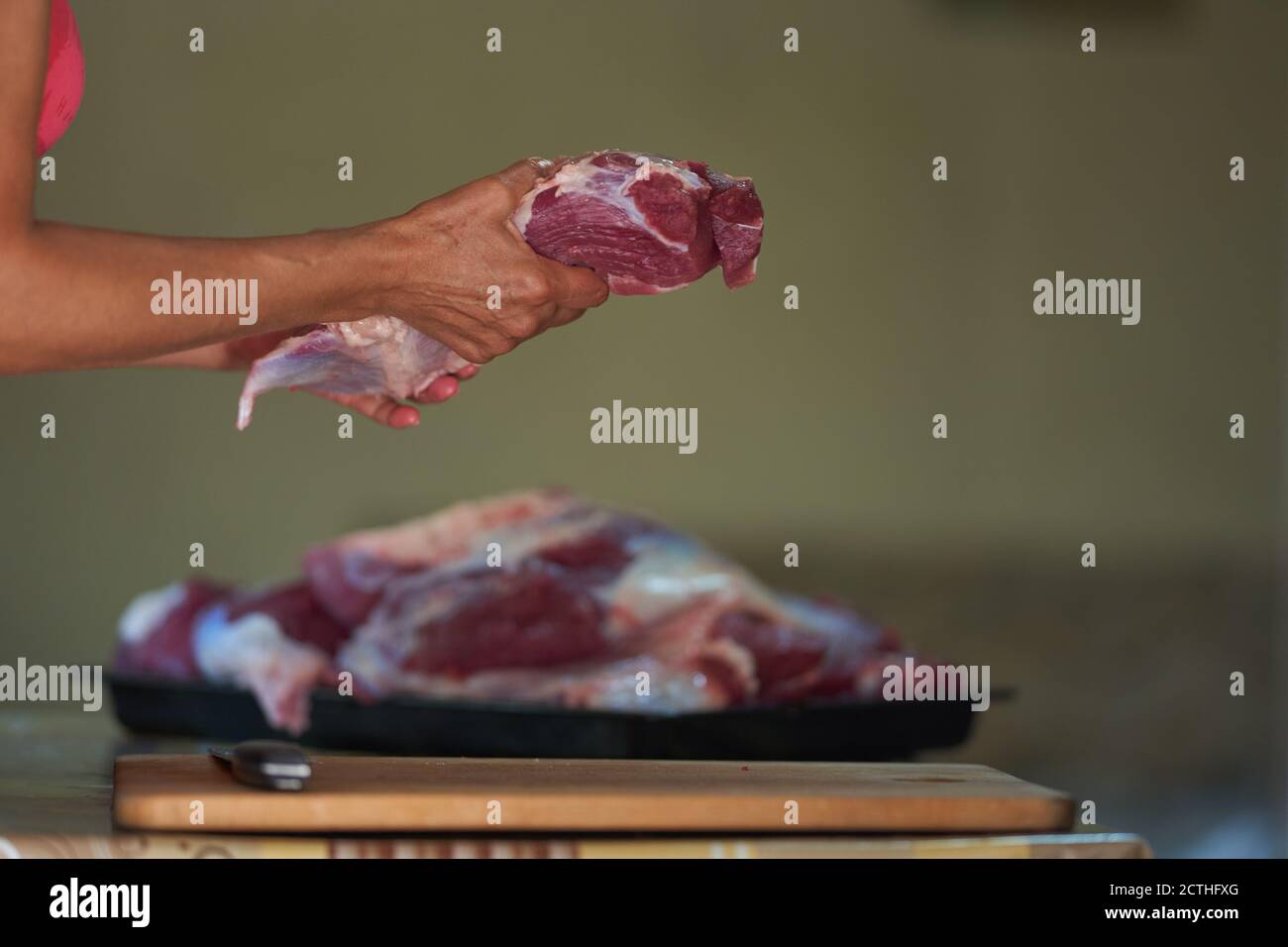 Woman's hands cutting beef, preparing the meat at home Stock Photo - Alamy