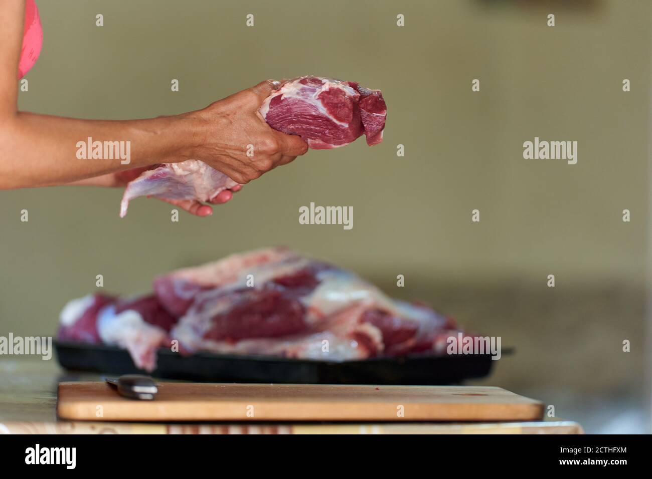 Woman's hands cutting beef, preparing the meat at home Stock Photo - Alamy