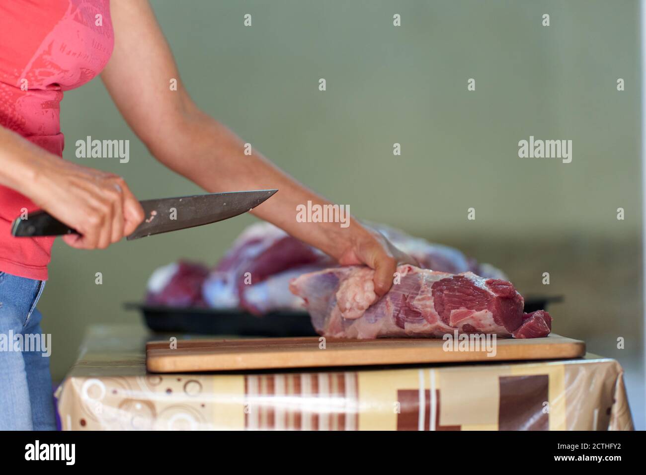 Woman's hands cutting beef, preparing the meat at home Stock Photo - Alamy